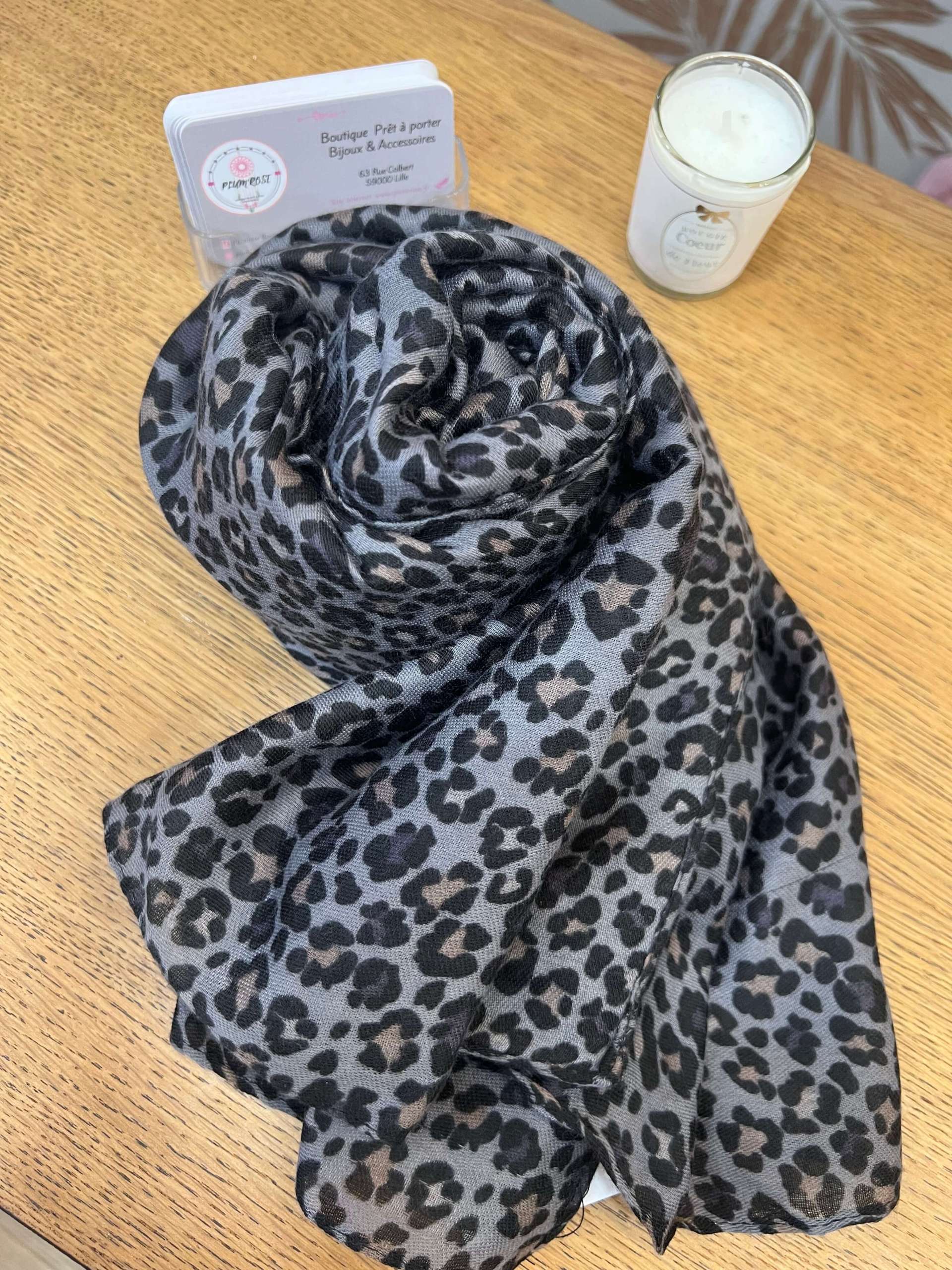 Écharpe Noire et Grise motif Léopard Plumrose Boutique